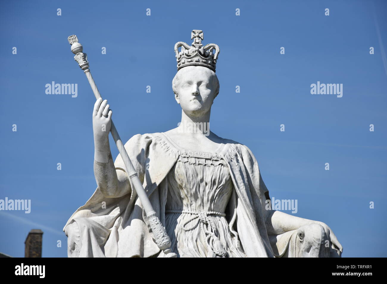 Queen victoria in kensington palace garden hi-res stock photography and ...
