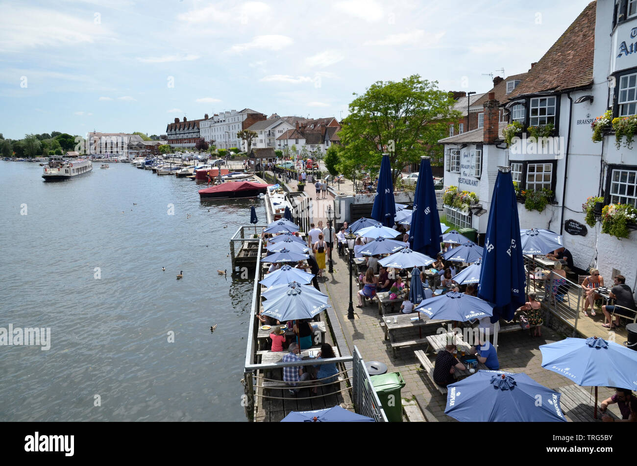 The River Thames at Henley, seen from Henley Bridge, with drinkers at ...