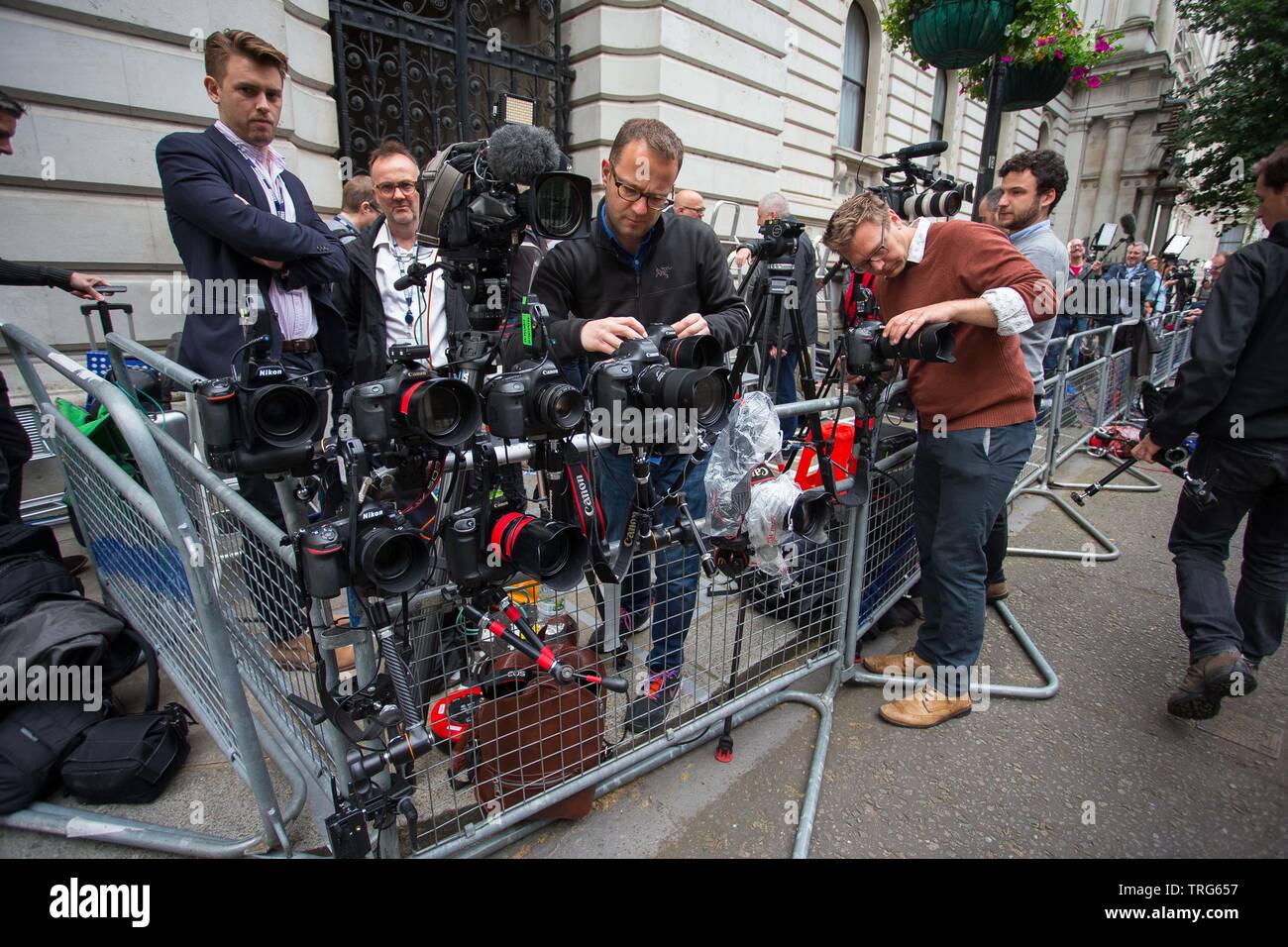 Number 10 door tv camera hi-res stock photography and images - Alamy