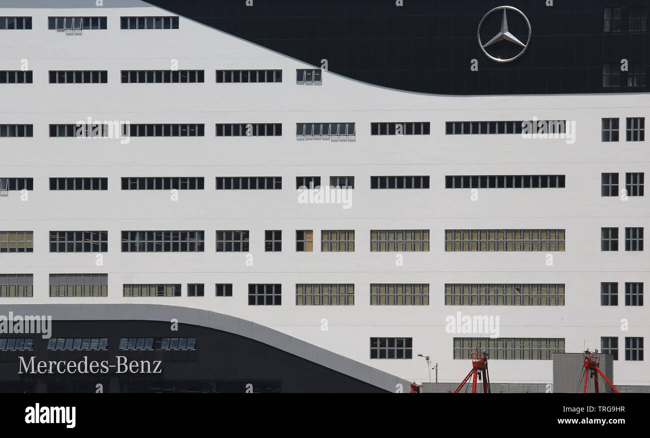 Mercedes benz factory hi-res stock photography and images - Alamy