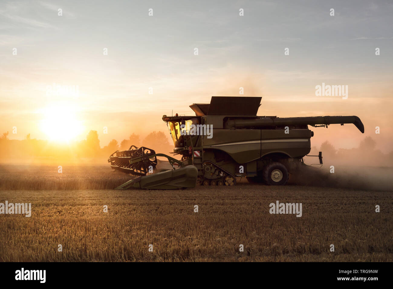 Combine harvester working hi-res stock photography and images - Alamy
