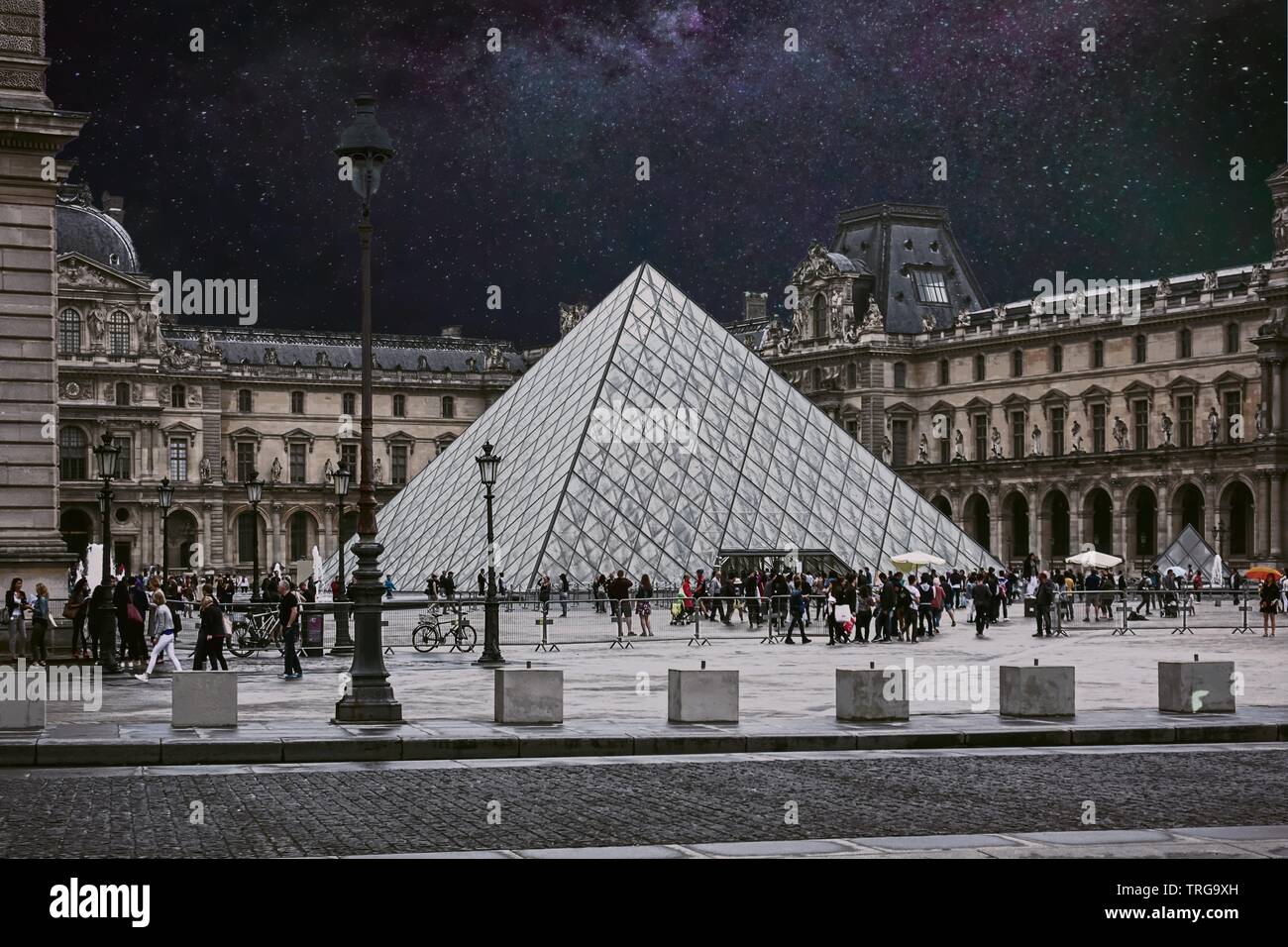 Inverted pyramid louvre hi-res stock photography and images - Alamy