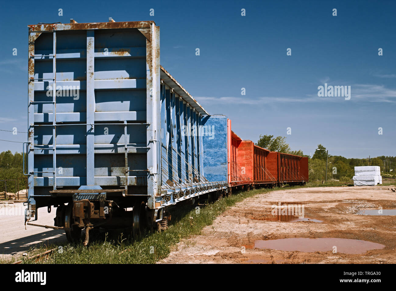 Shipping container on rail carriage hi-res stock photography and images ...