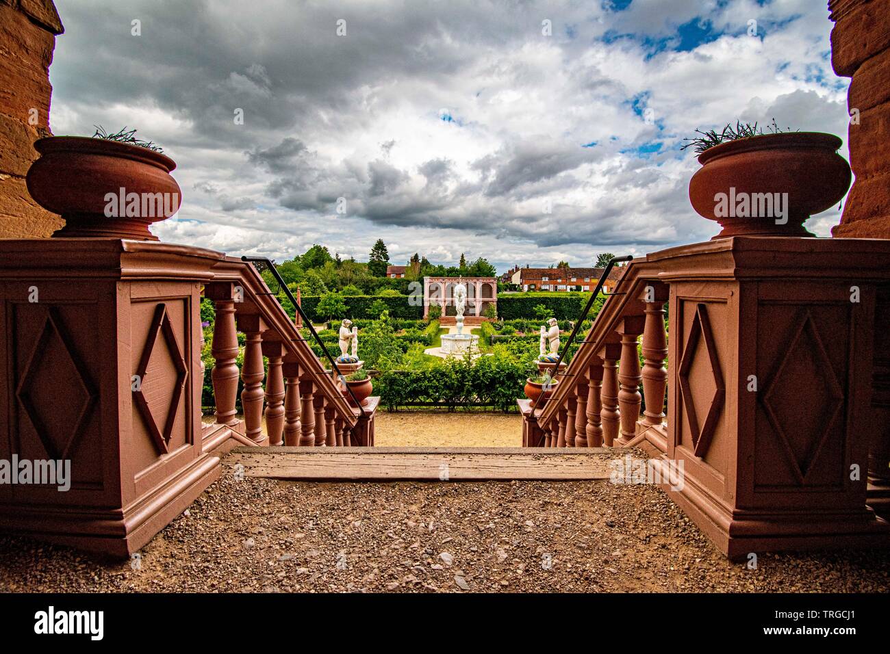 Kenilworth castle formal Elizabethan gardens Stock Photo - Alamy