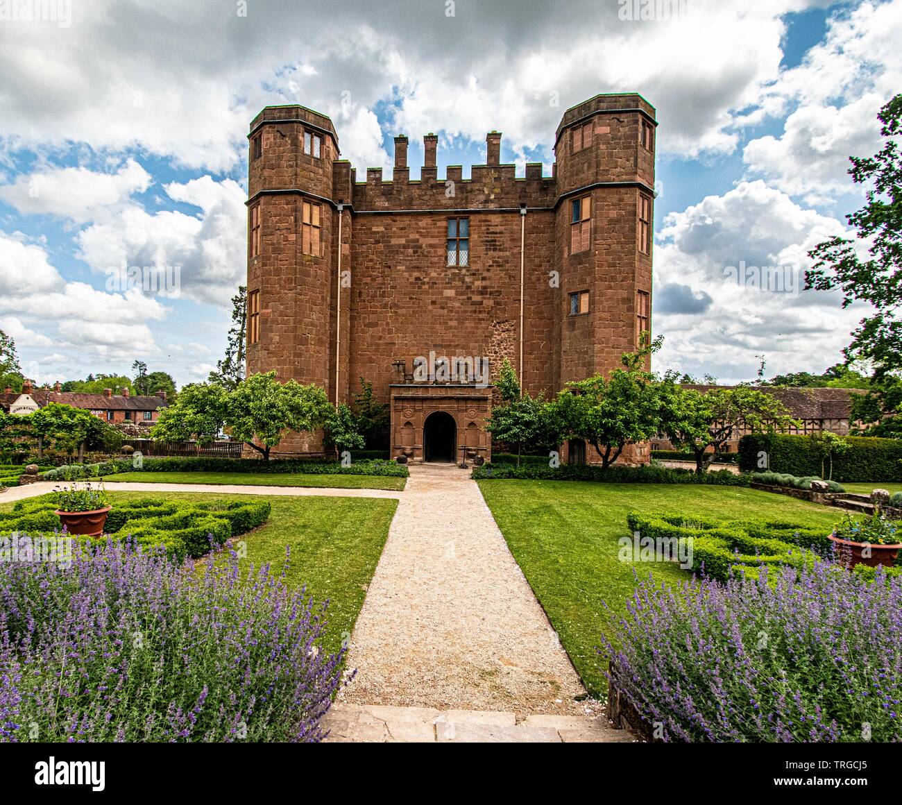 Kenilworth castle formal Elizabethan gardens Stock Photo - Alamy