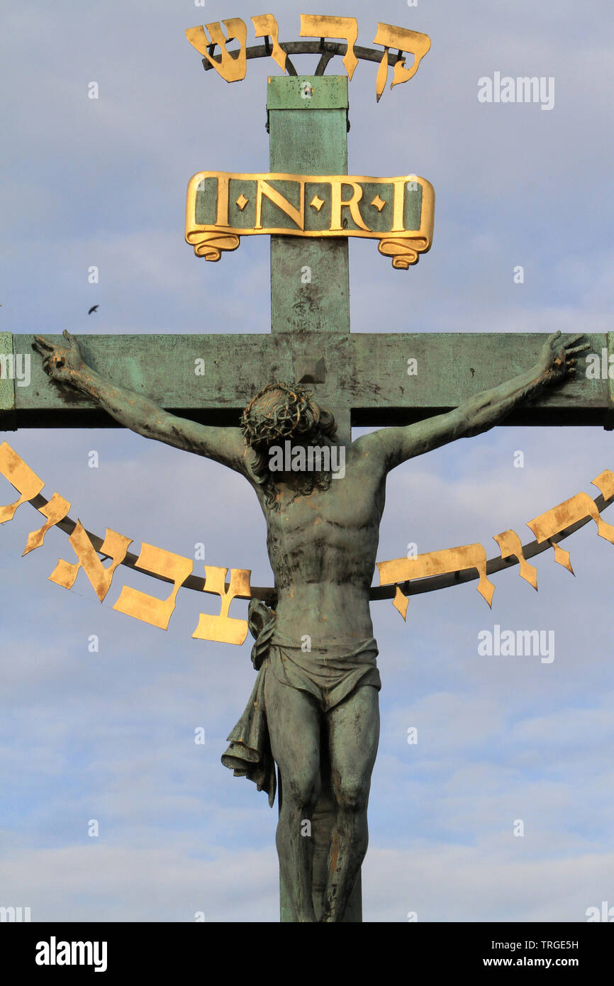 Crucfix et calvaire sur le Pont Charles. Prague. Czech Republic Stock ...