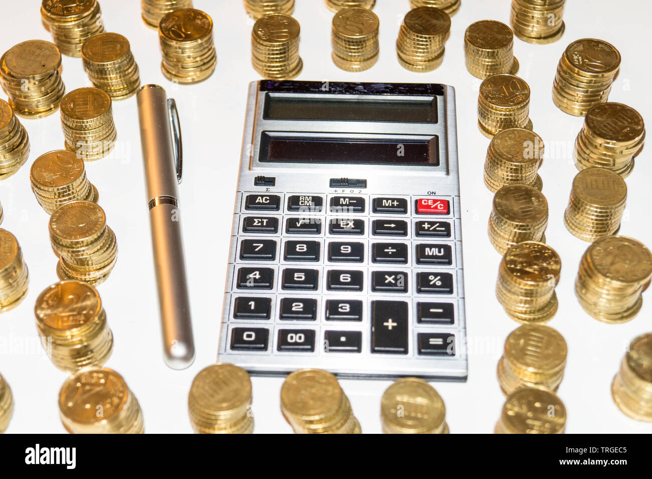 calculating the costs Stock Photo - Alamy
