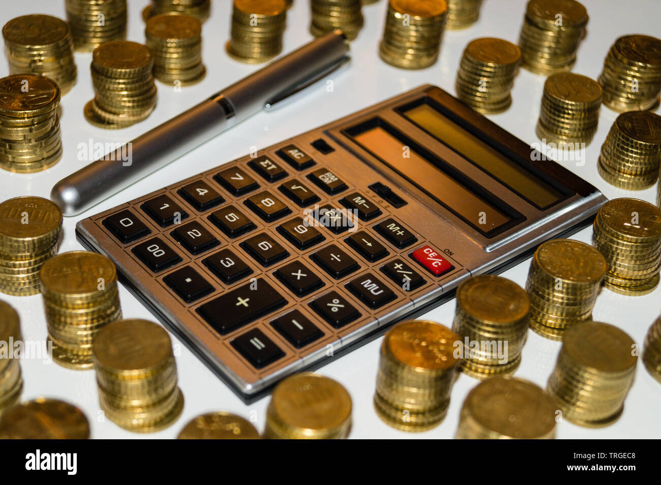 calculating the costs Stock Photo - Alamy