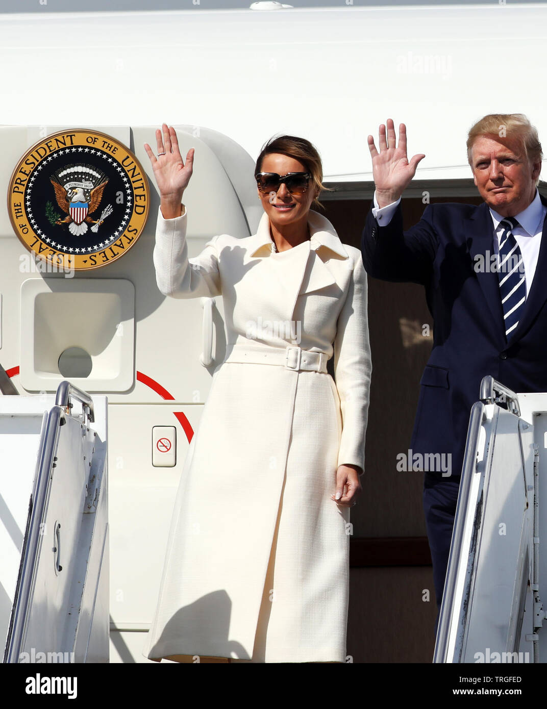 Melania trump waving hi-res stock photography and images - Alamy