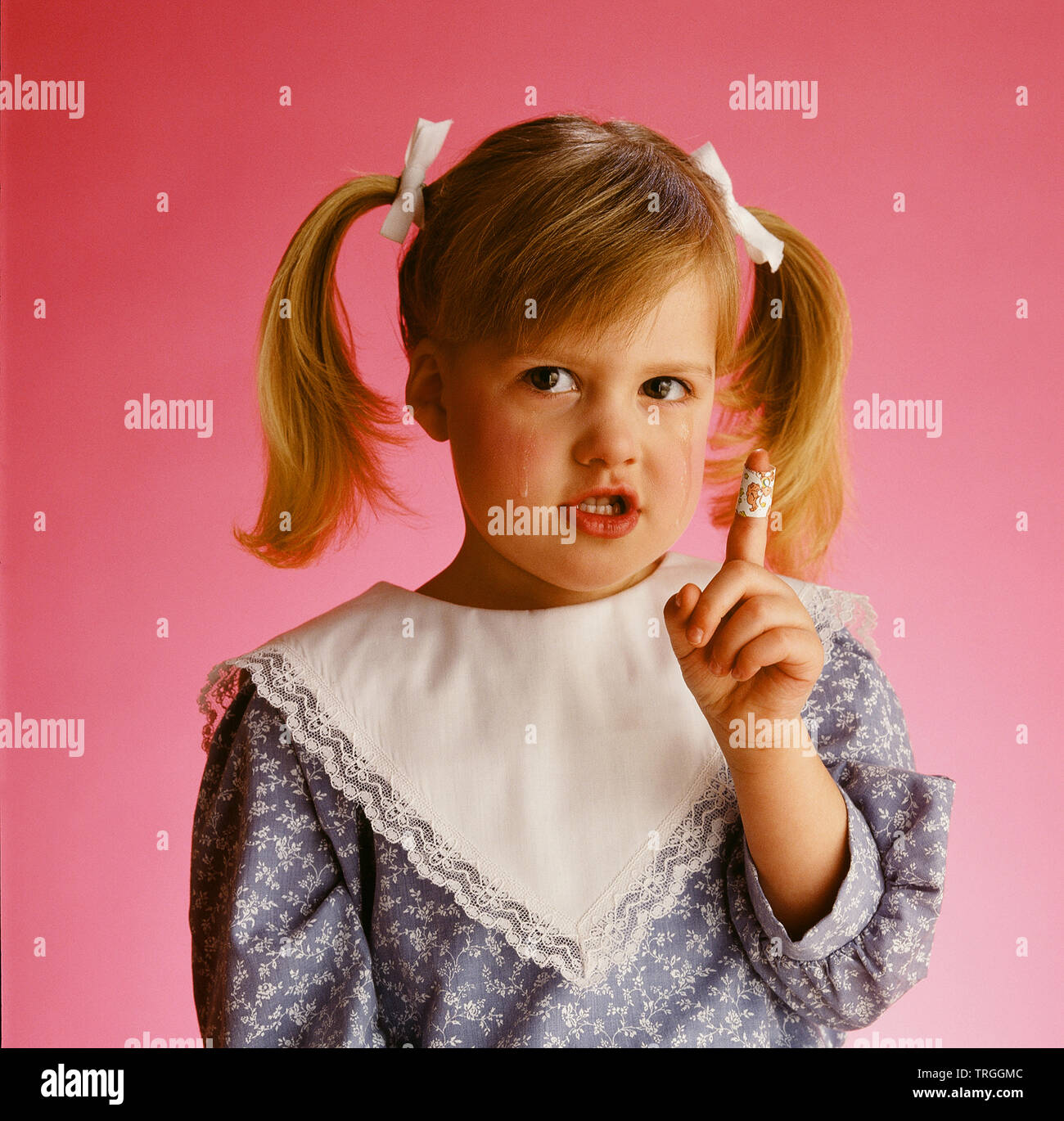 Young girl showing her her singer Stock Photo - Alamy