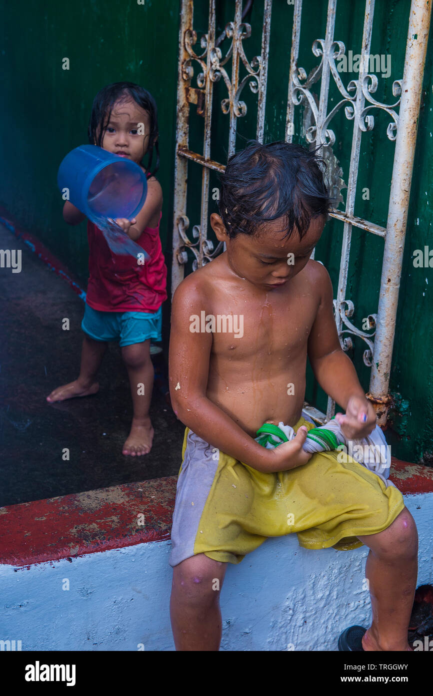 Filipino children playing in water hi-res stock photography and images ...