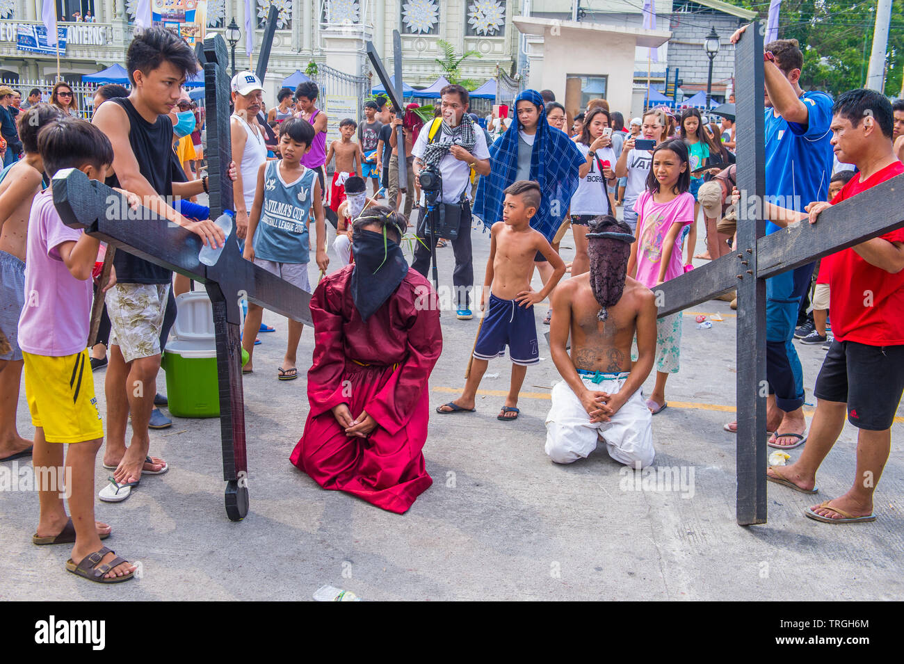 Filippino Participants in a Good Friday crucifixion re-enactment in ...