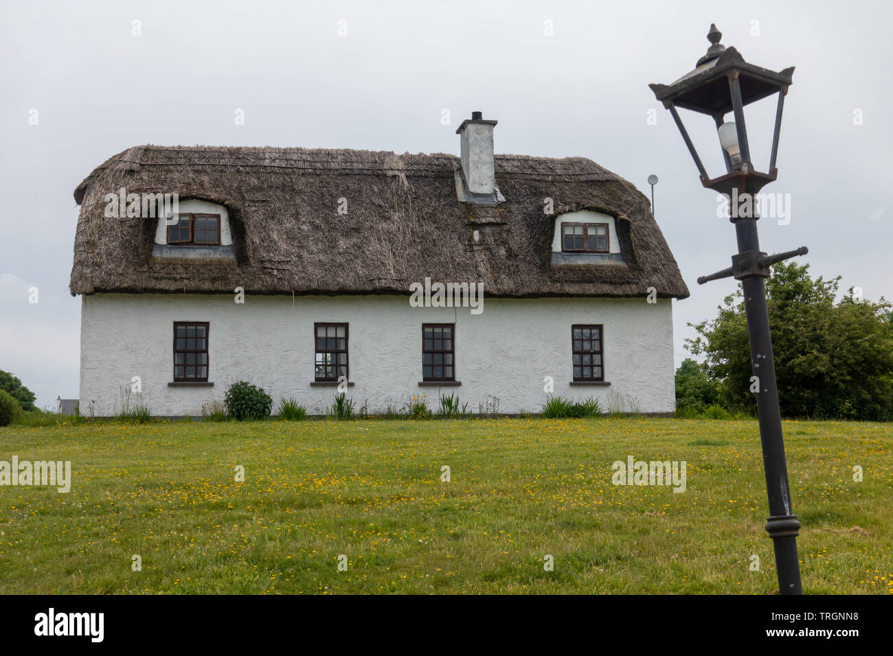 Thatched-roof building in Southwestern Ireland Stock Photo - Alamy