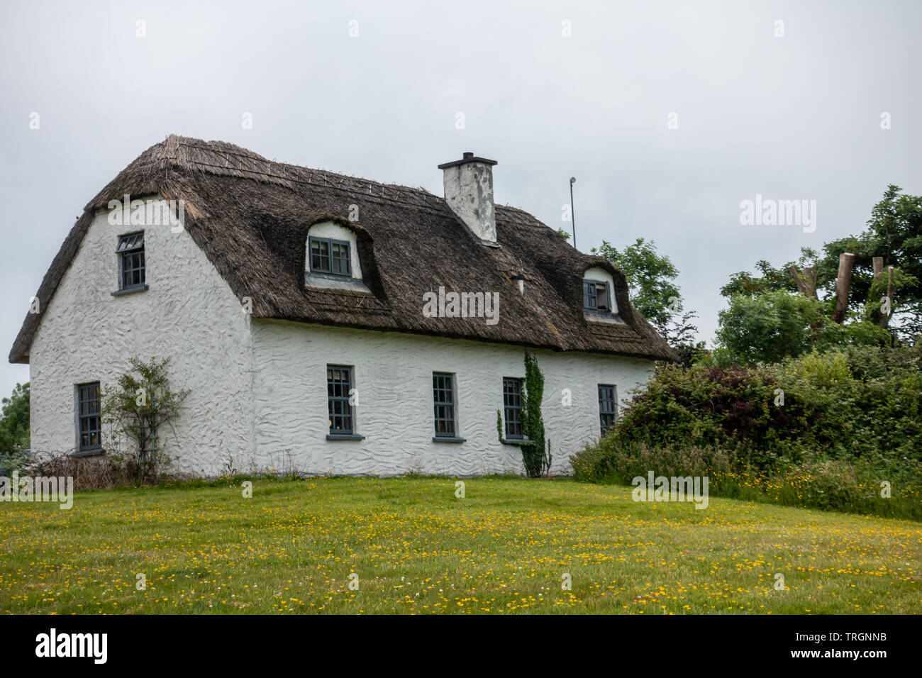 Thatched-roof building in Southwestern Ireland Stock Photo - Alamy