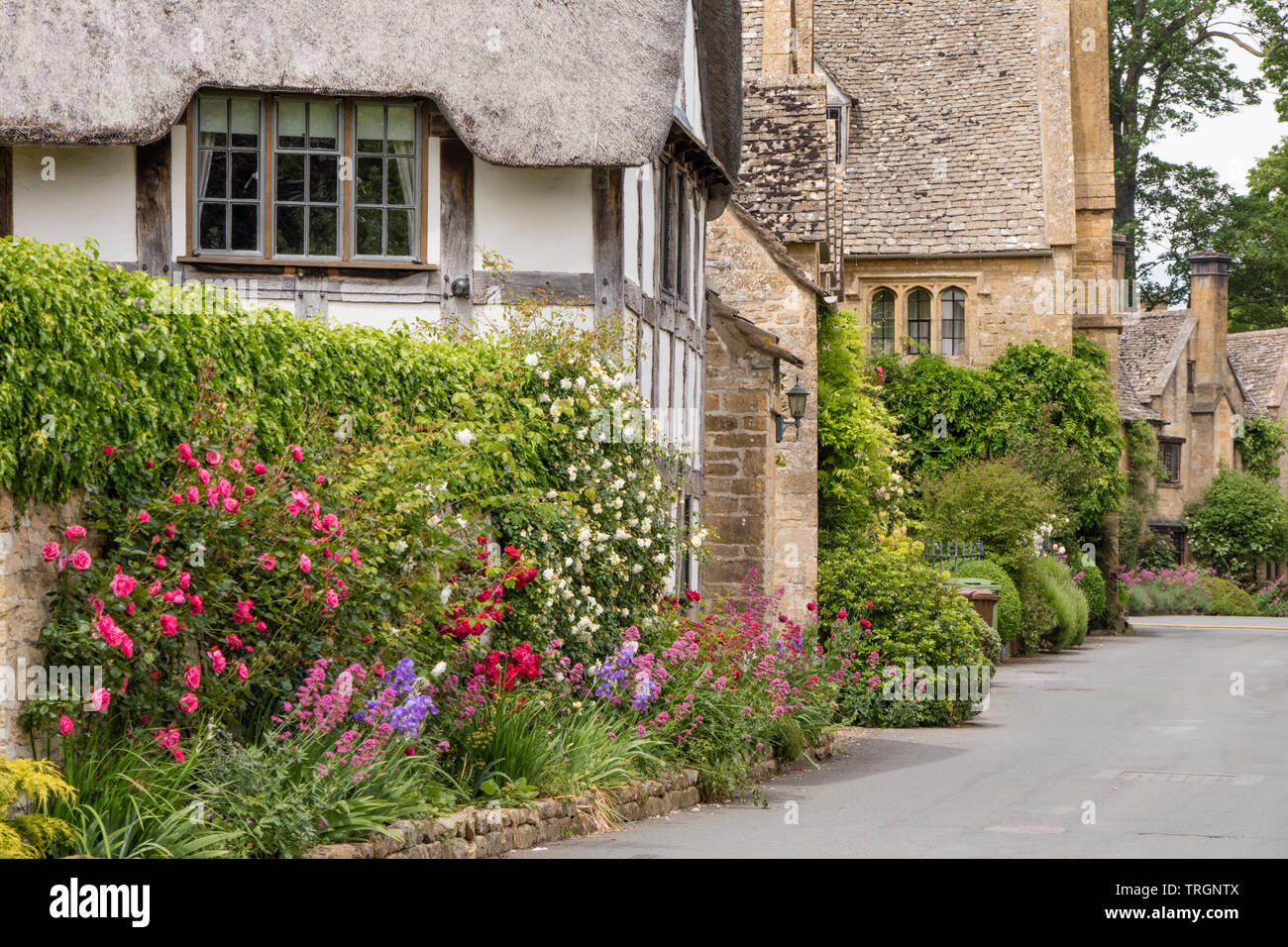 English Country Cottages High Resolution Stock Photography and Images ...