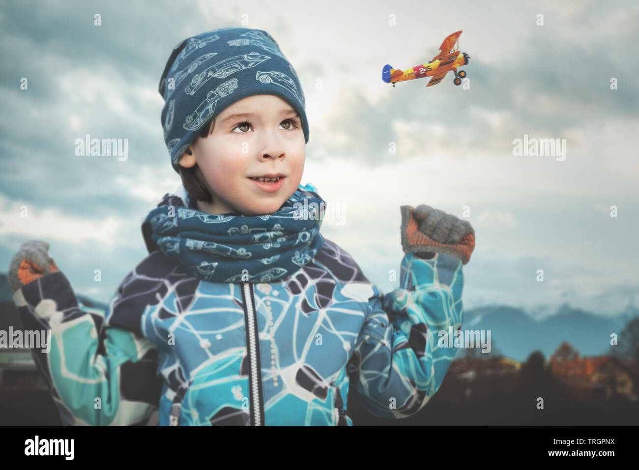 Boy look sky hi-res stock photography and images - Alamy
