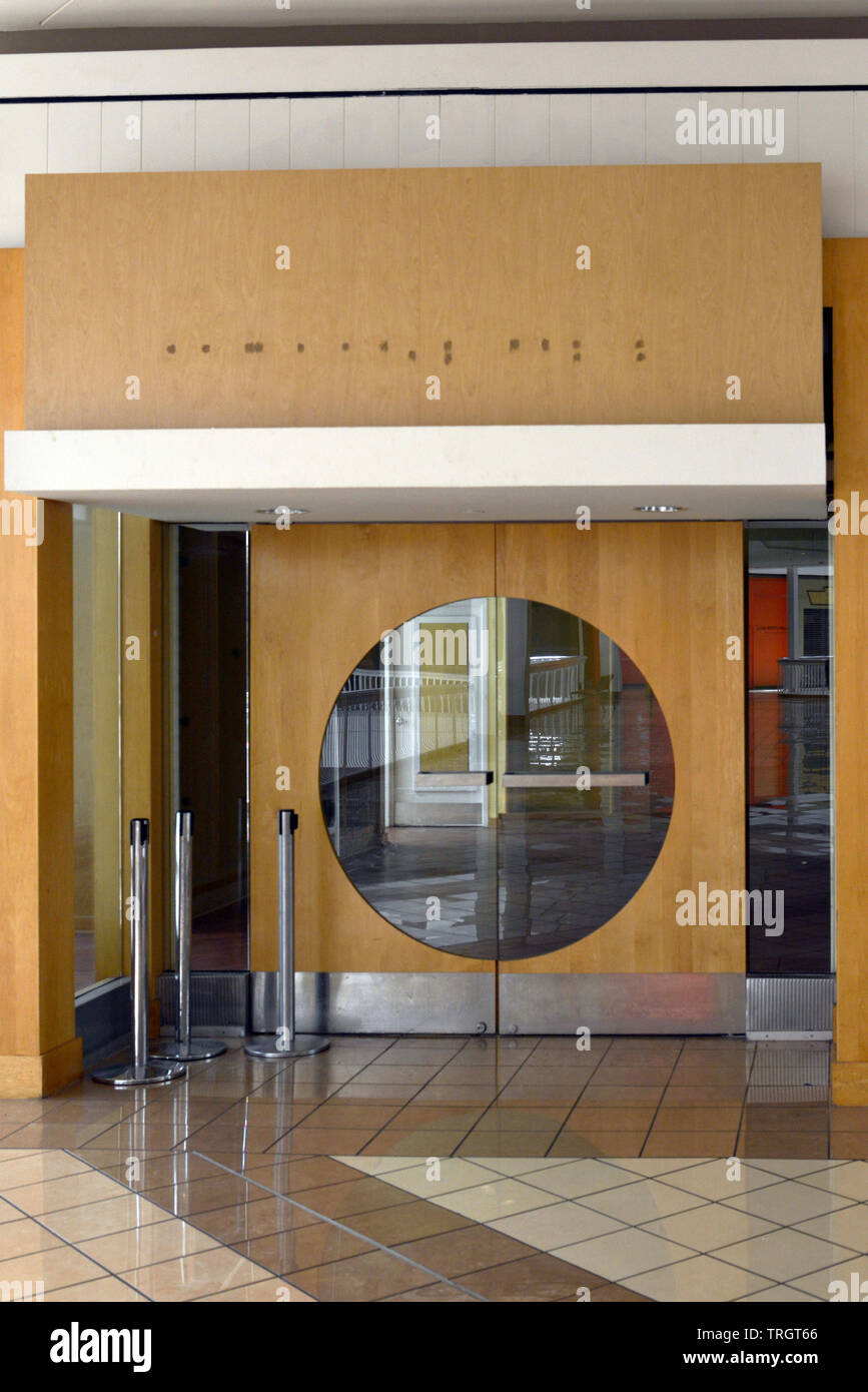 Closed and vacant stores in a closed shopping mall Stock Photo - Alamy