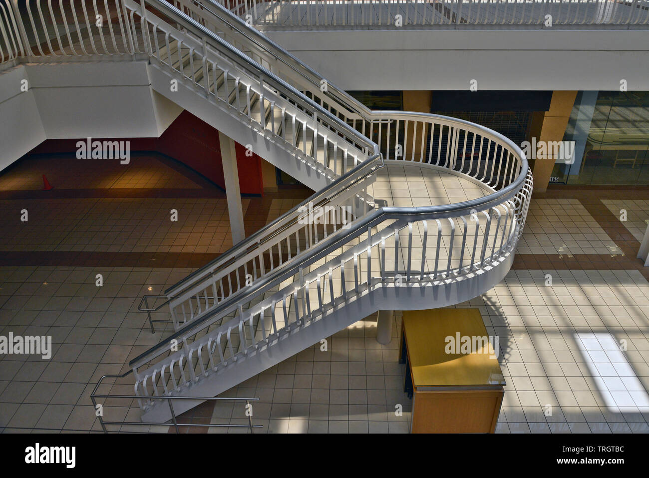 Very large and vacant shopping mall Stock Photo - Alamy