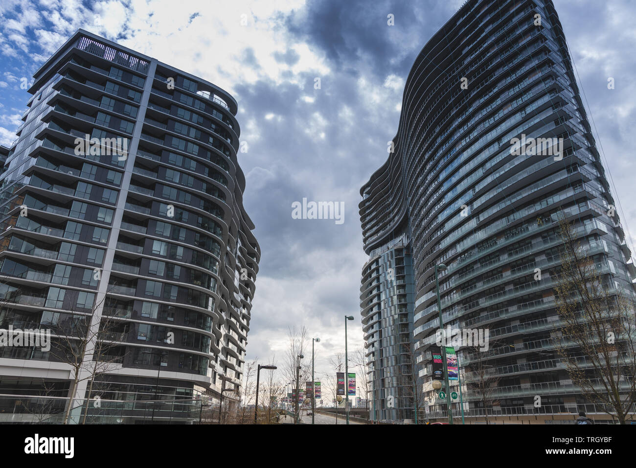 Glass apartment towers hi-res stock photography and images - Alamy