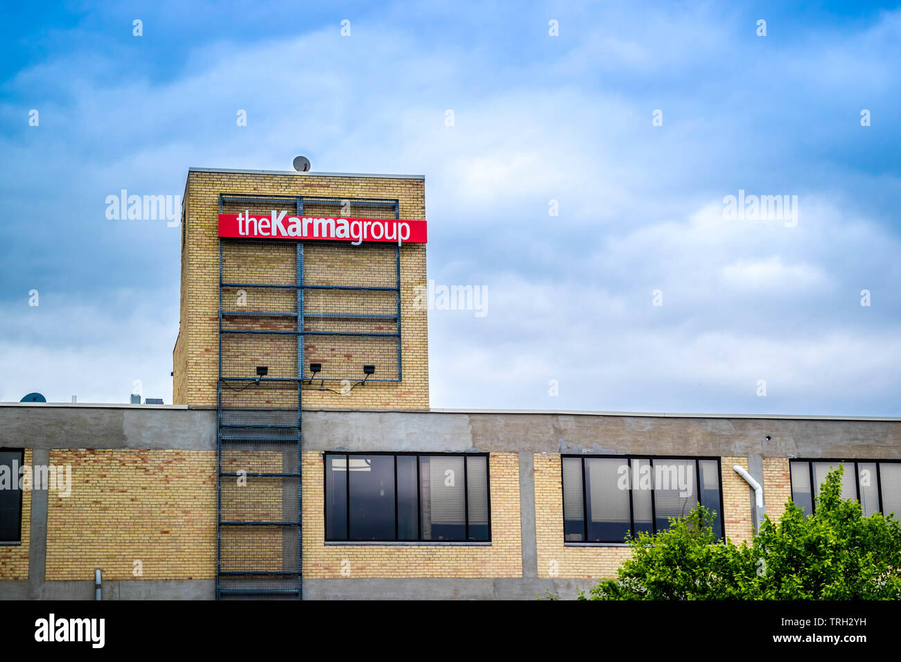 Large outdoor advertising structure hi-res stock photography and images ...