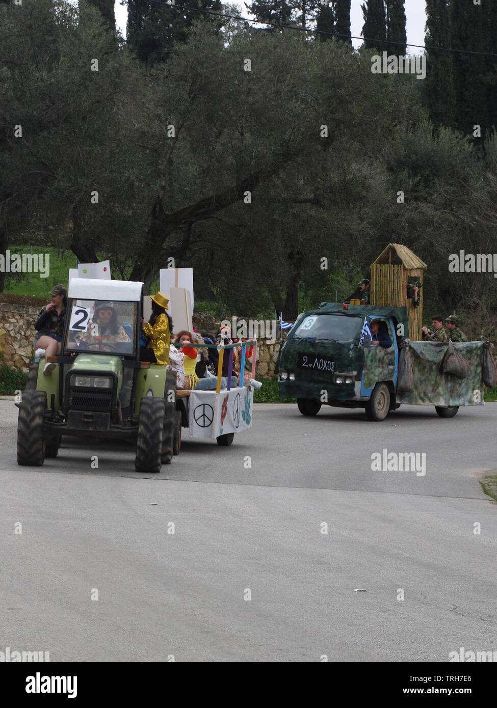 Parade float making hi-res stock photography and images - Alamy