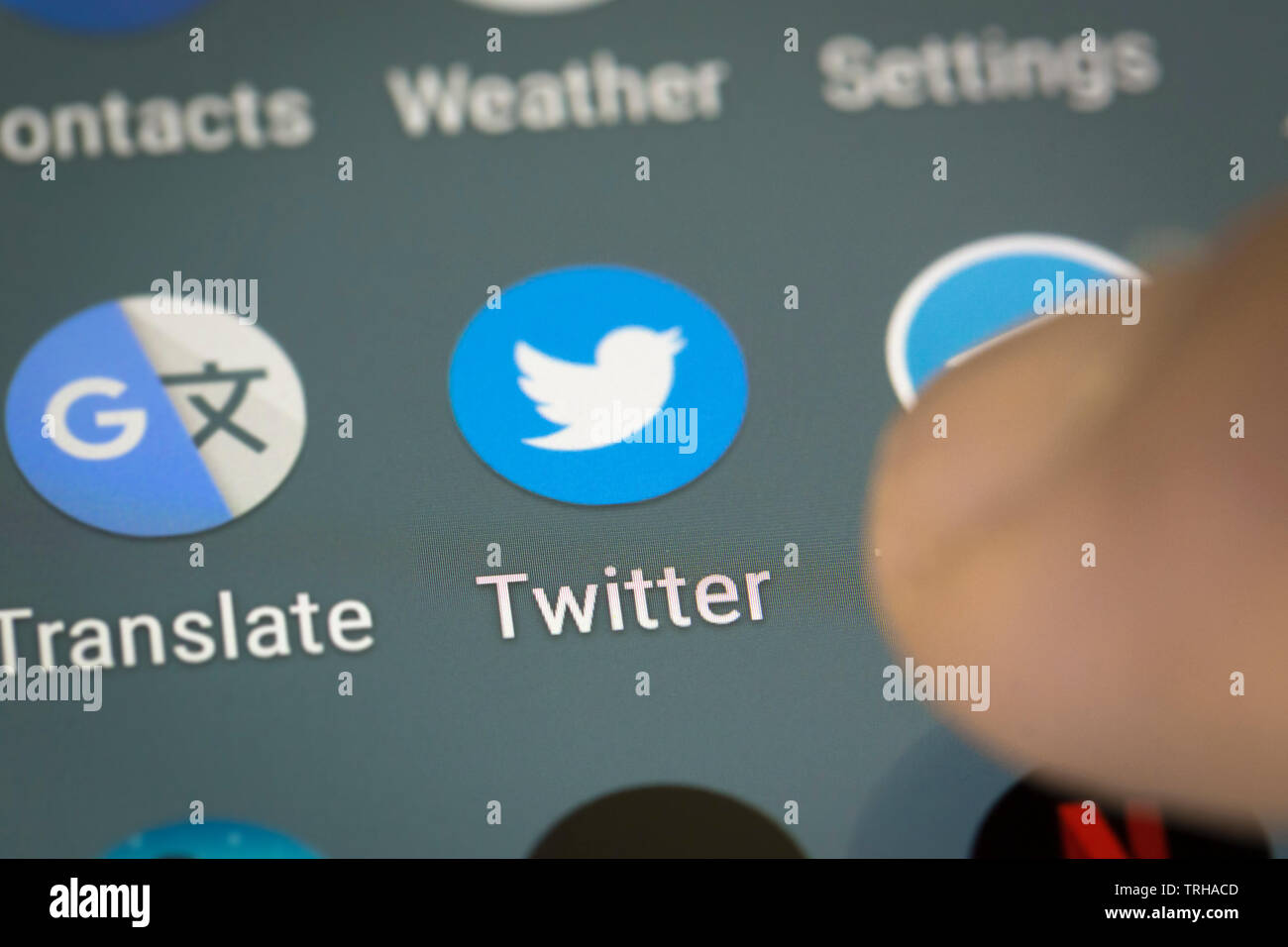 Twitter screen phone hi-res stock photography and images - Alamy
