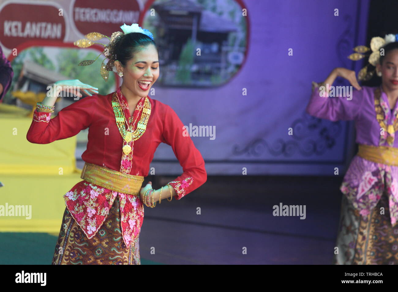 Malay traditional costume hi-res stock photography and images - Alamy