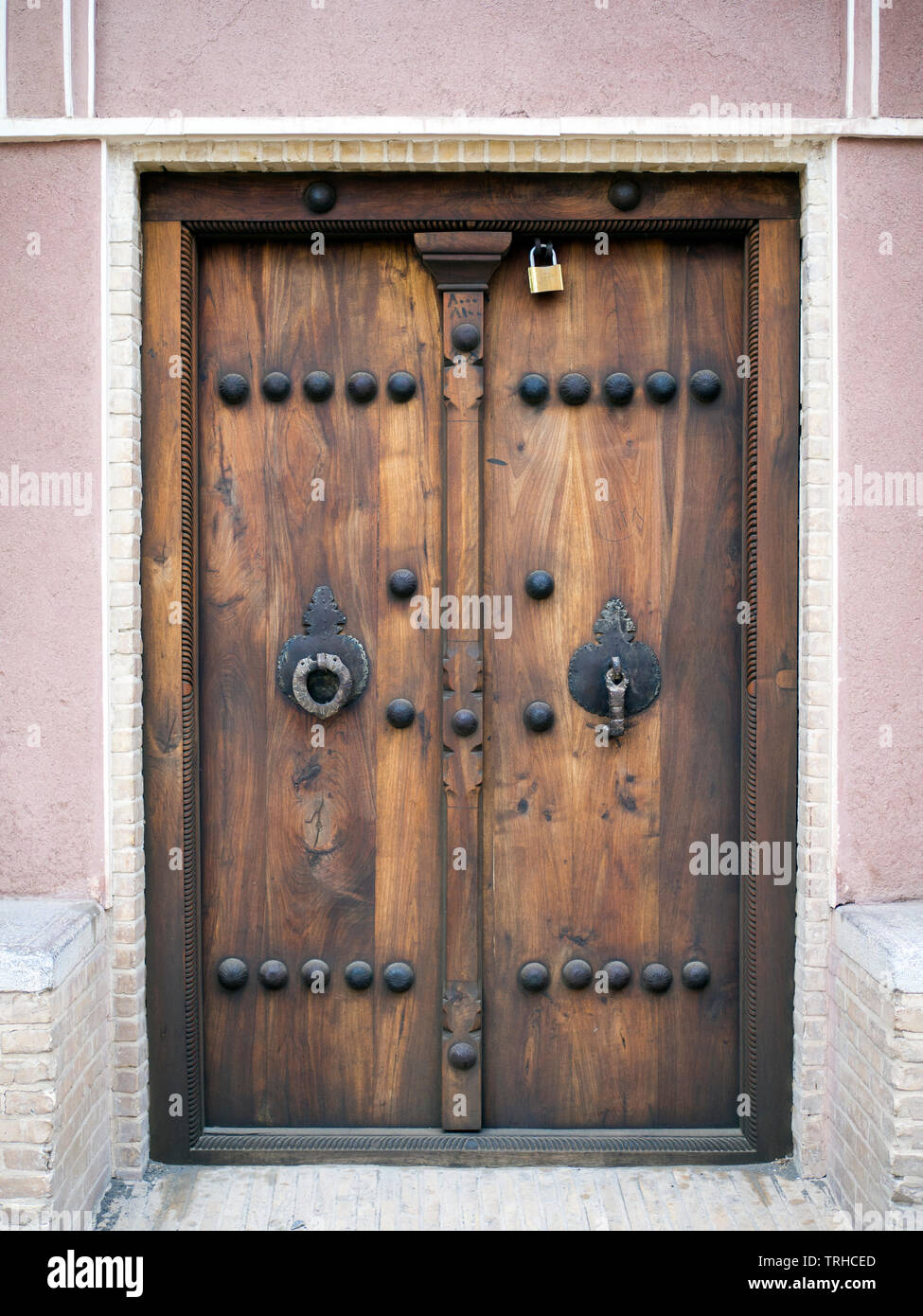 Women iran door hi-res stock photography and images - Alamy