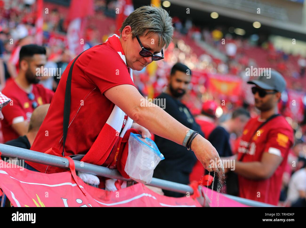 Liverpool fc fan hi-res stock photography and images - Alamy