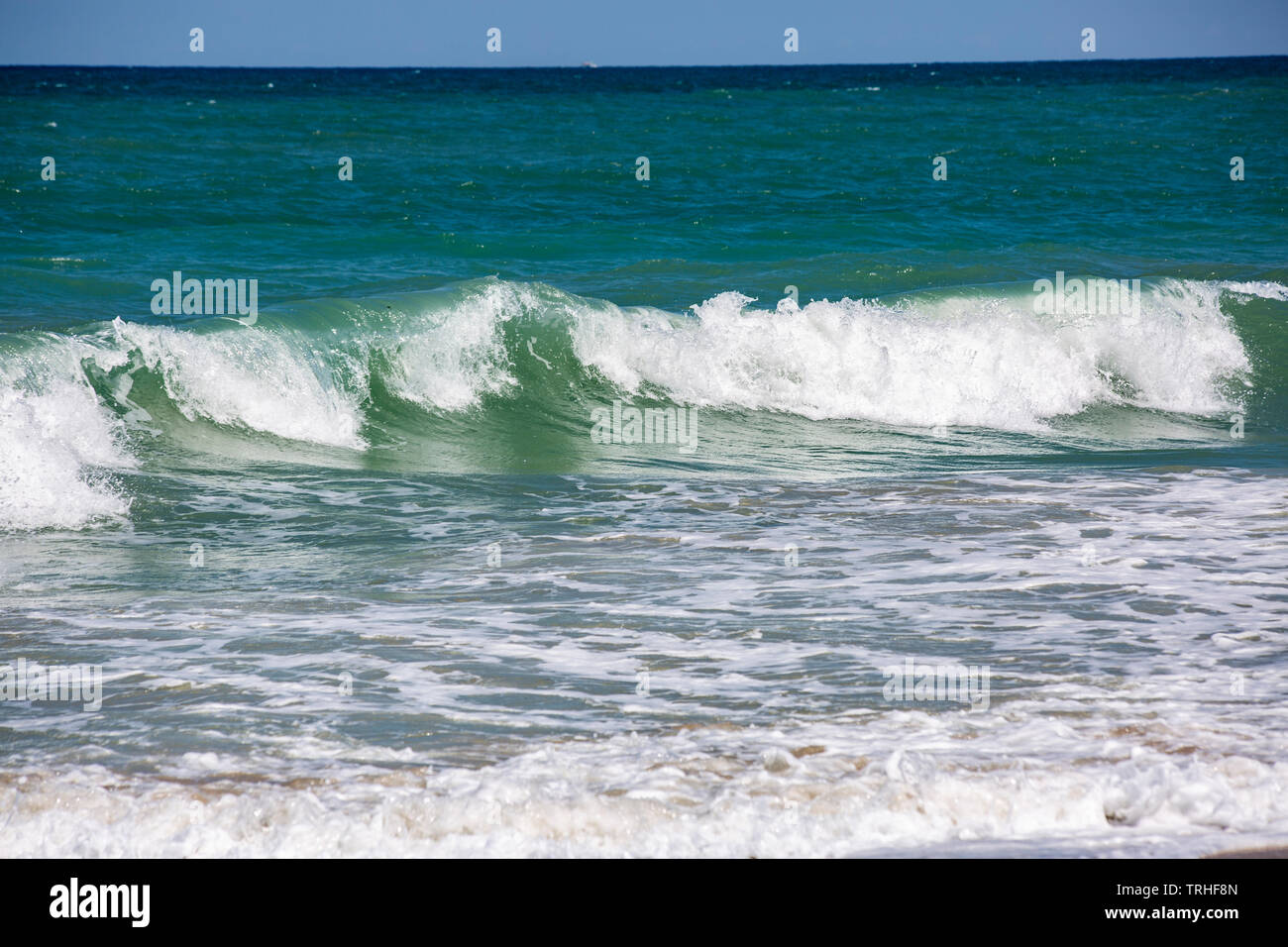 Ocean surf waves roll hi-res stock photography and images - Alamy