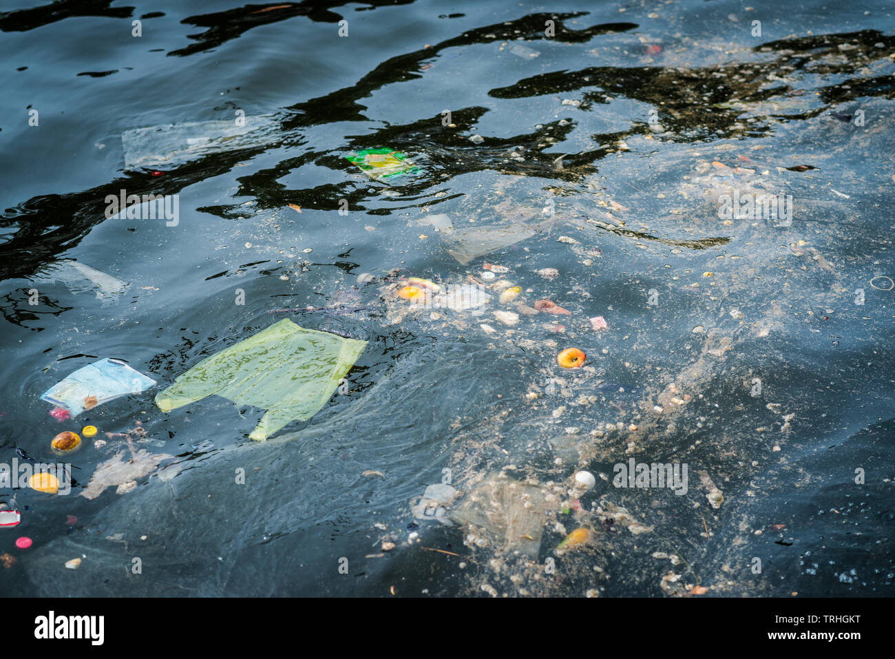 Oil pollution in the water Stock Photo - Alamy