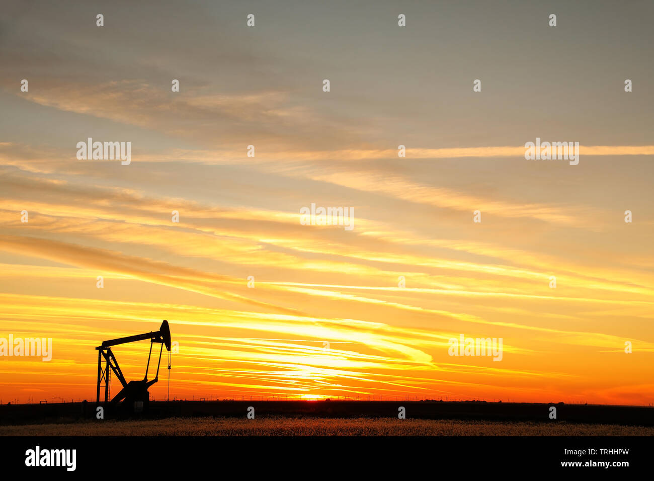 Pumpjack silhouette hi-res stock photography and images - Alamy