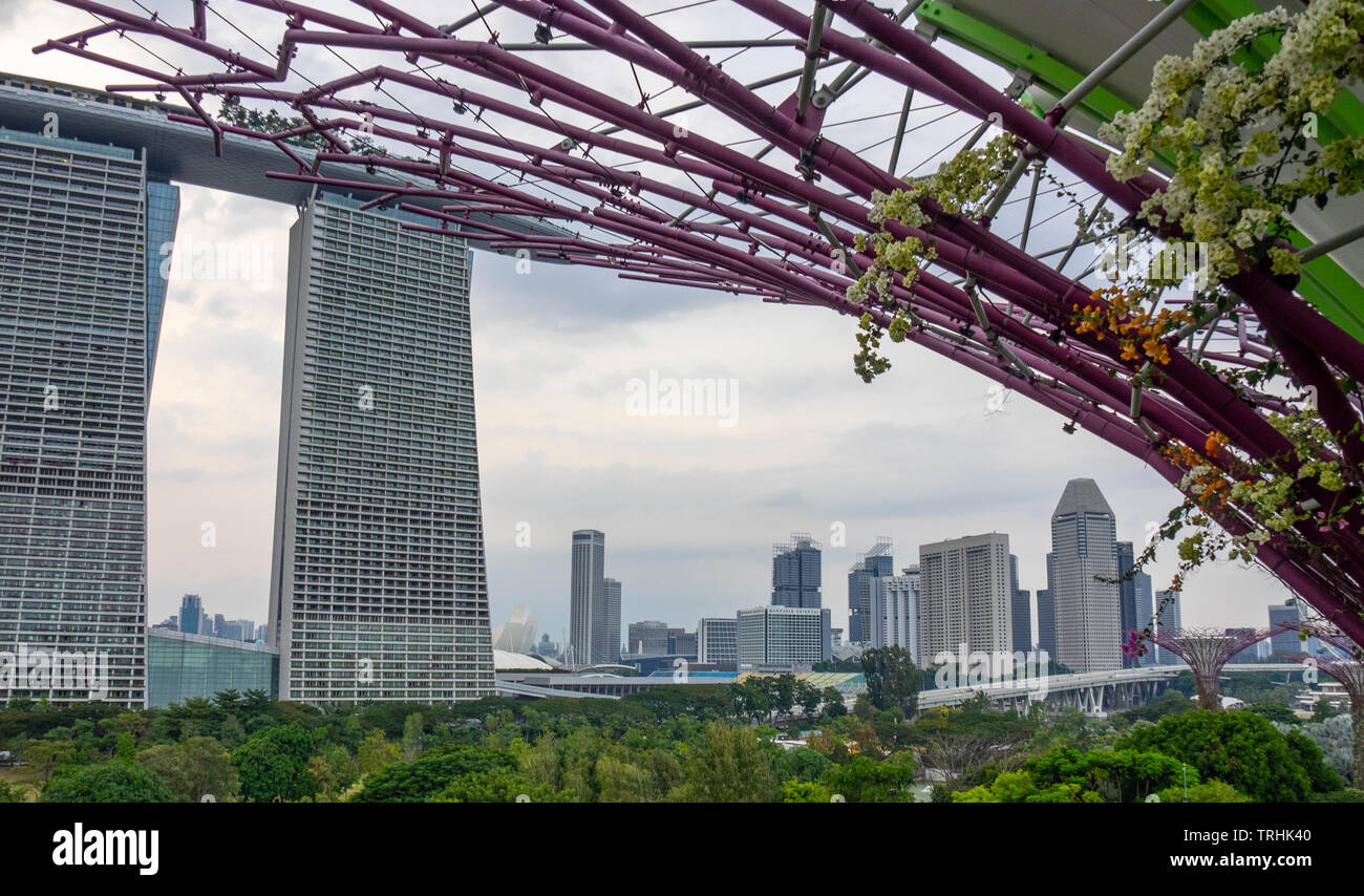 Marina Bay Sands Hotel and Resort with rooftop infinity swimming pool ...