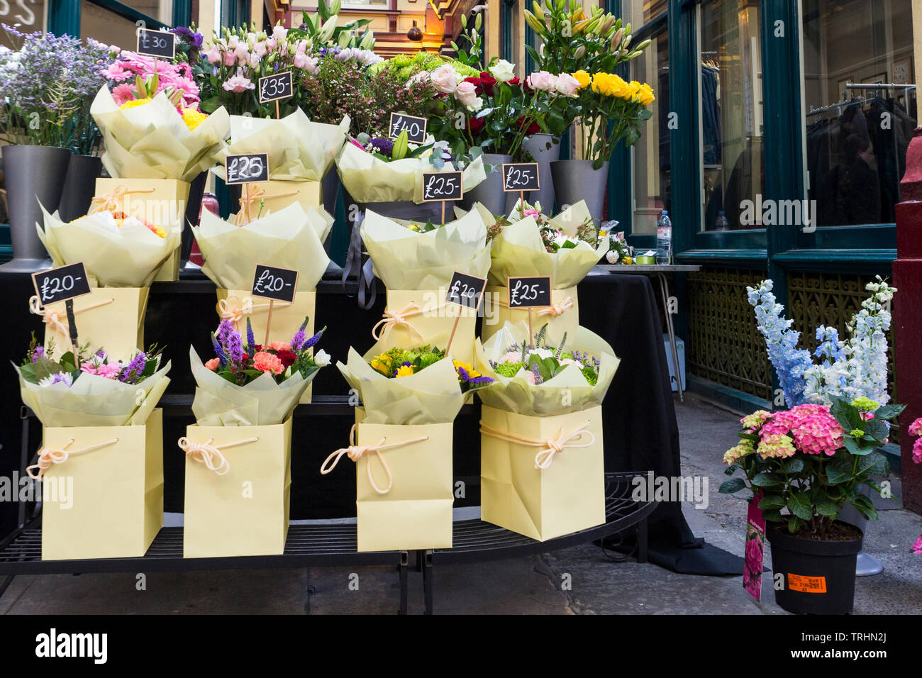 Pretty flower stall Stock Photo - Alamy