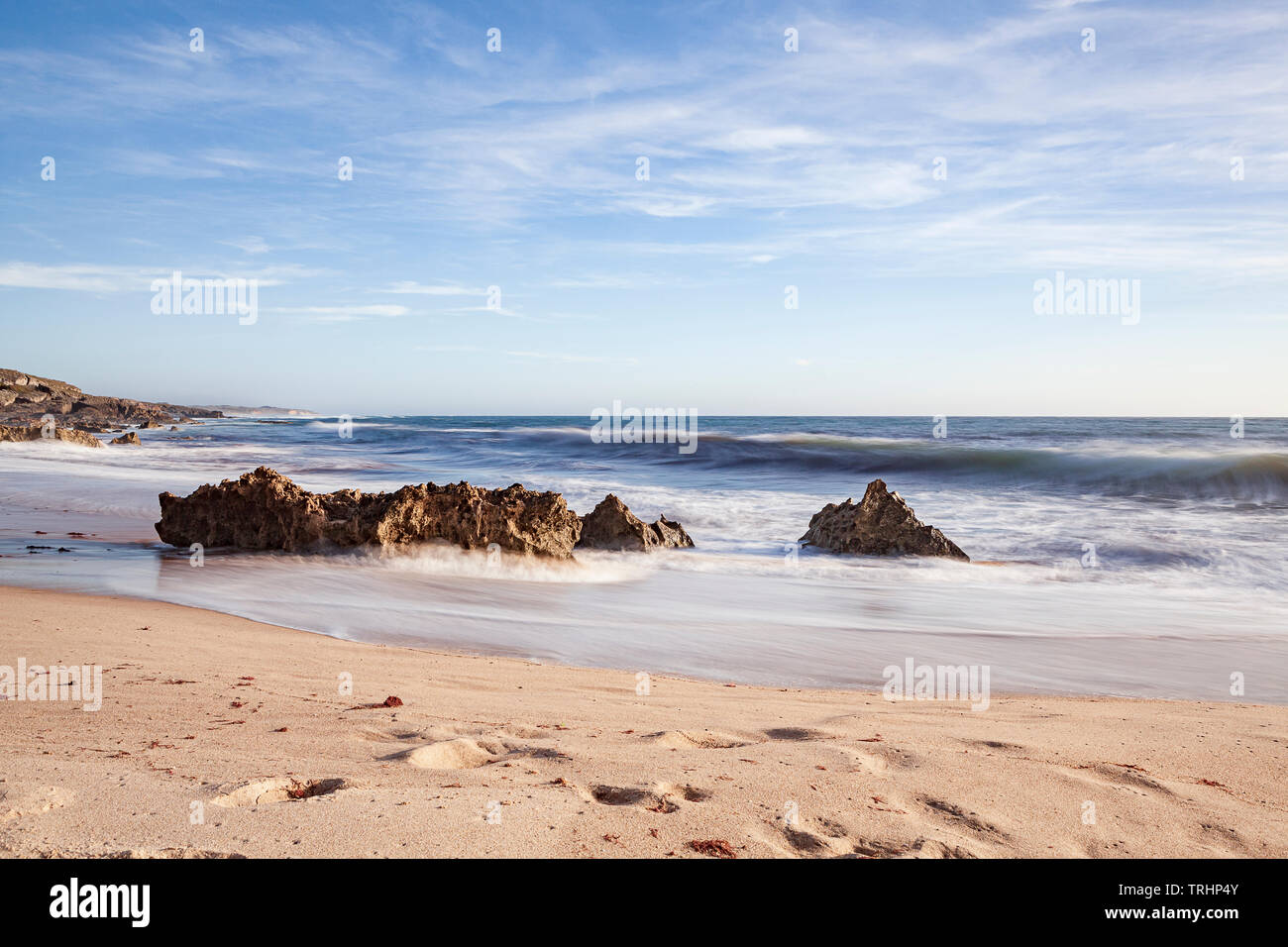 Rocks and wave hi-res stock photography and images - Alamy