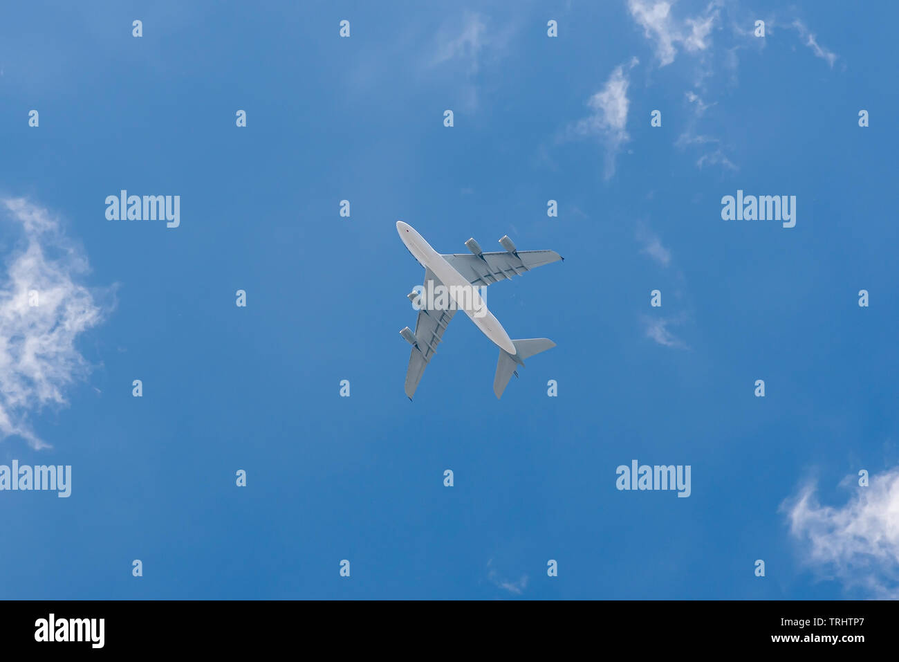 Airplane bottom hi-res stock photography and images - Alamy