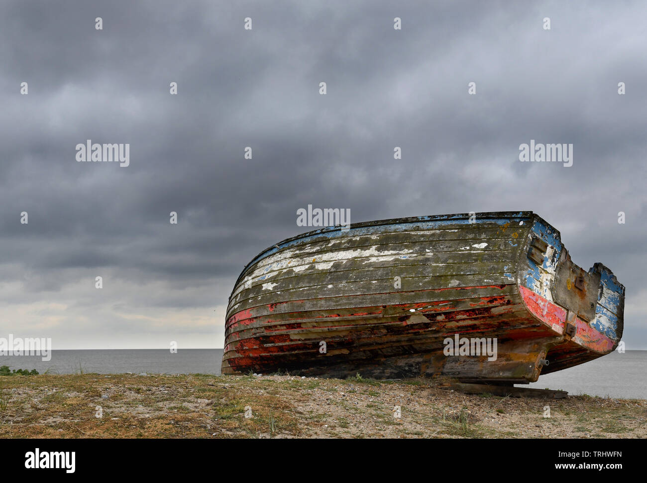 Wreck rowing boat on beach hi-res stock photography and images - Alamy