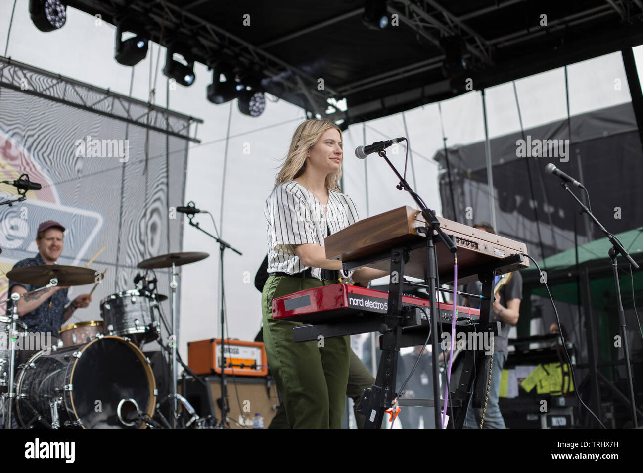 Female keyboardist hi-res stock photography and images - Alamy