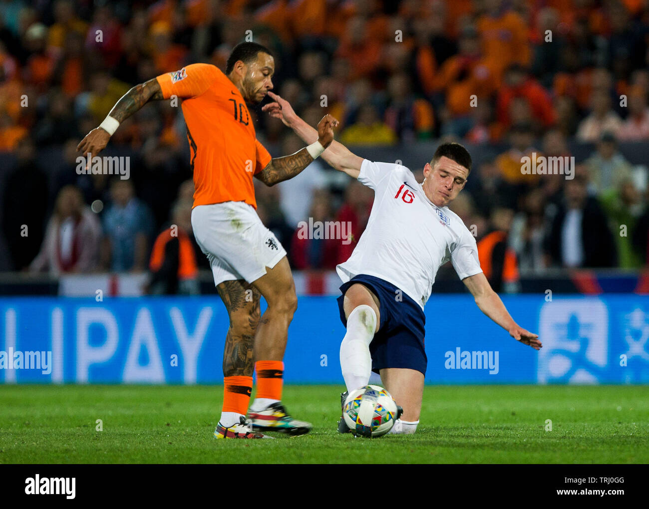 Declan Rice of ENG tackles Depay of NED Stock Photo - Alamy