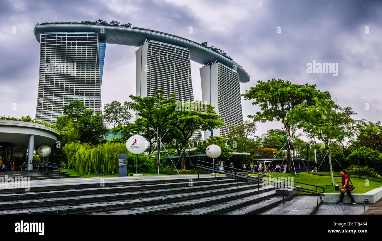 Bayfront mrt exit hi-res stock photography and images - Alamy