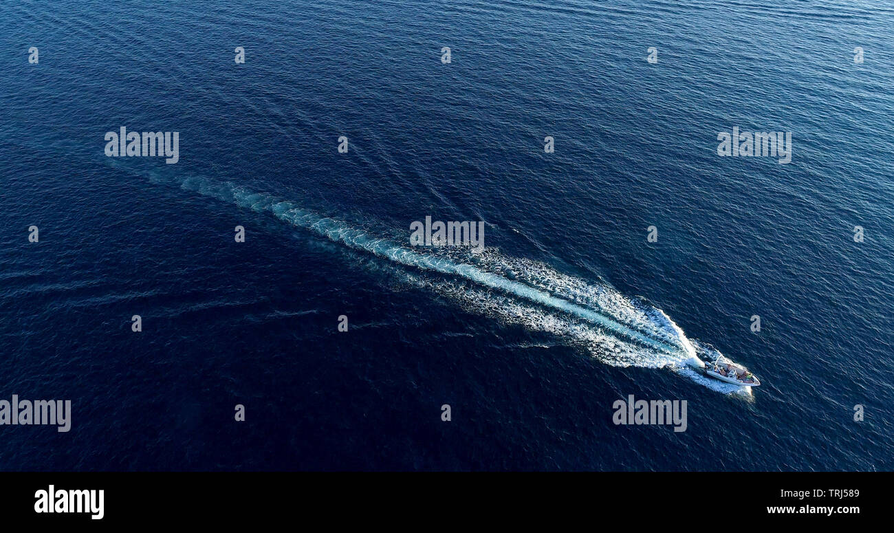 Boat at sea leaving a wake Stock Photo - Alamy
