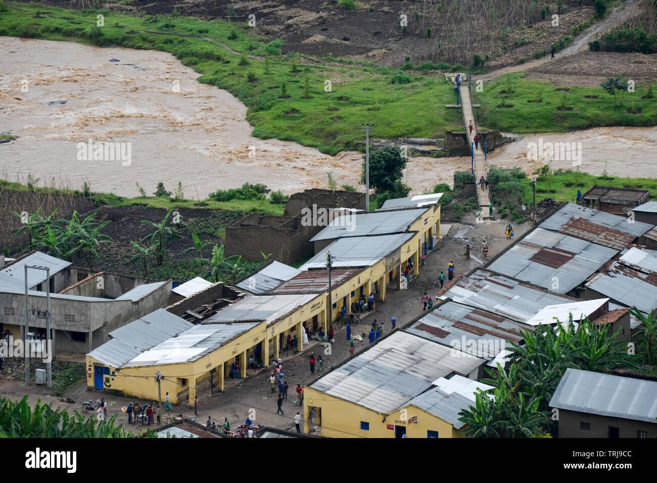 RWANDA, Ruhengeri, suspension bridge to cross a small river / RUANDA ...