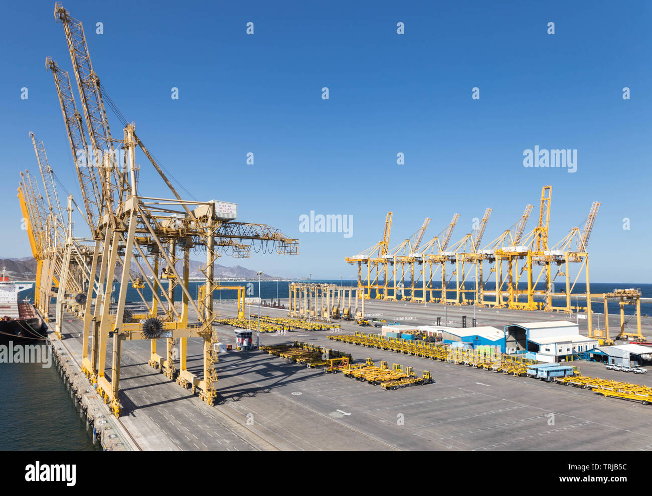 Major container ports in the uae hi-res stock photography and images ...