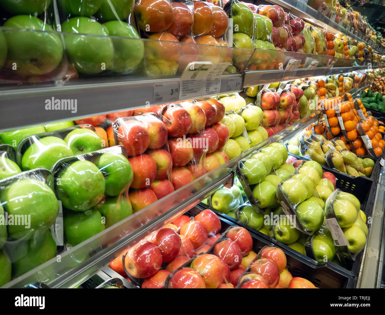 Vegetable section supermarket hi-res stock photography and images - Alamy