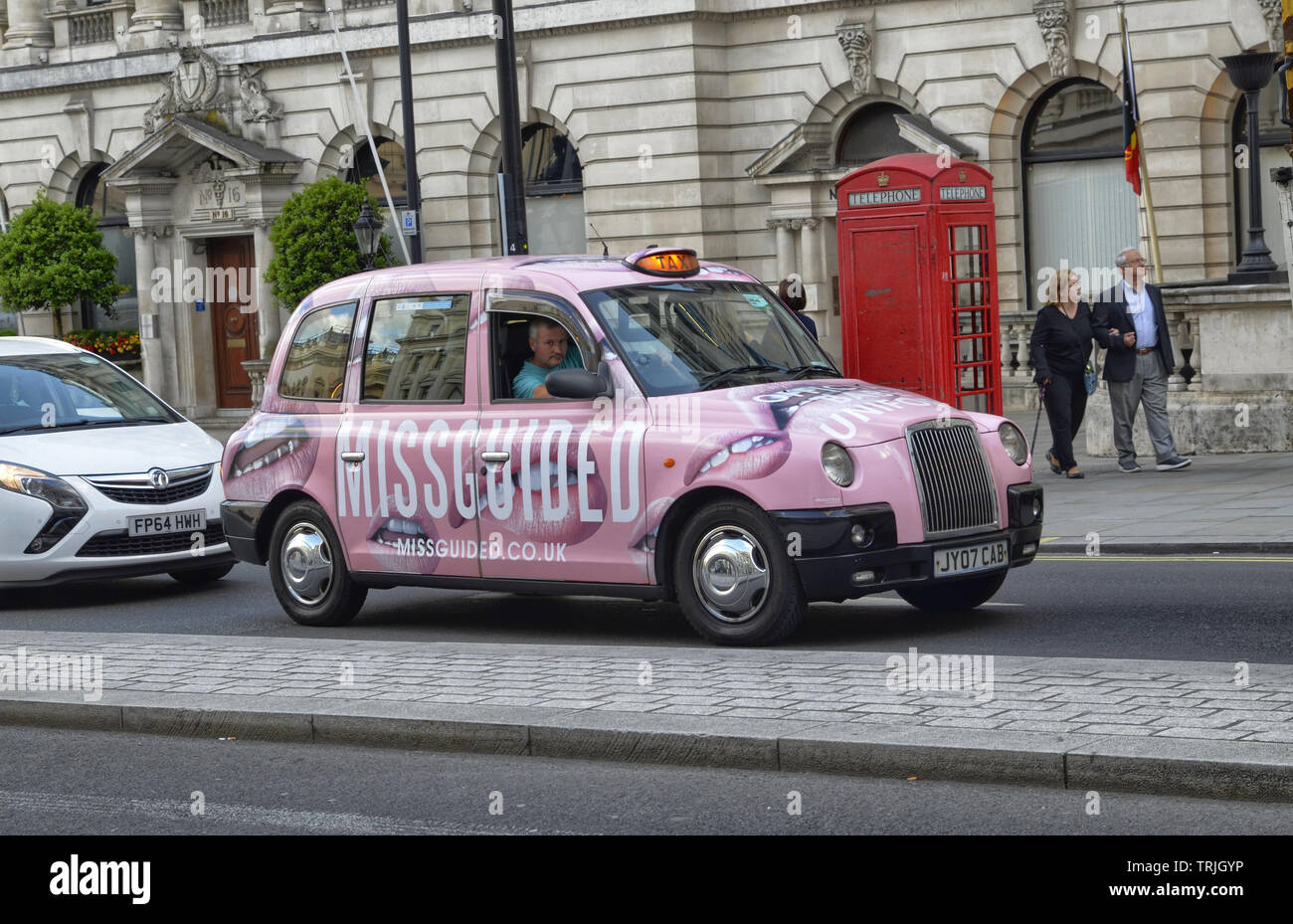 Harrods carriage hi-res stock photography and images - Alamy
