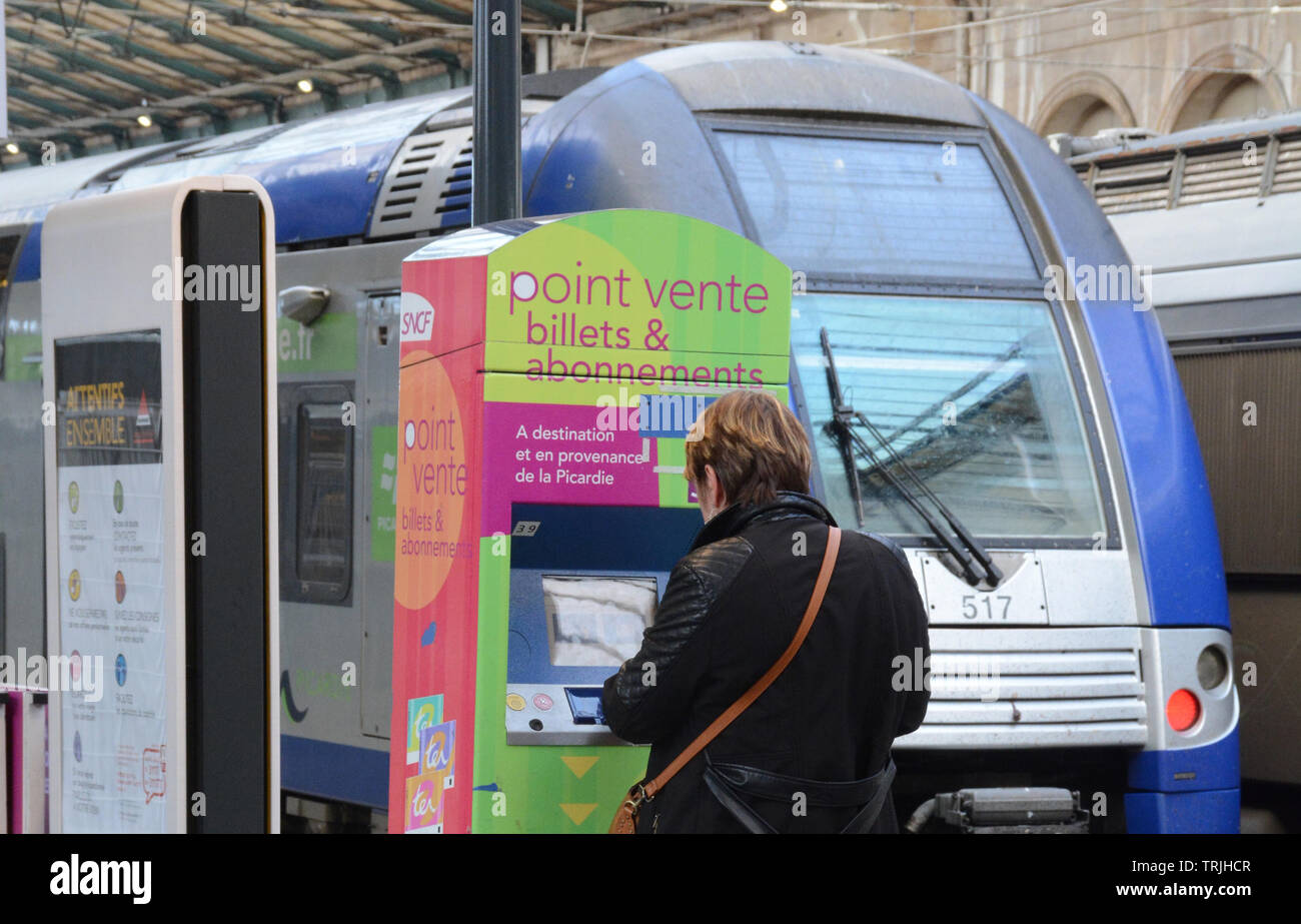 Automatic ticket machine train station hi-res stock photography and ...