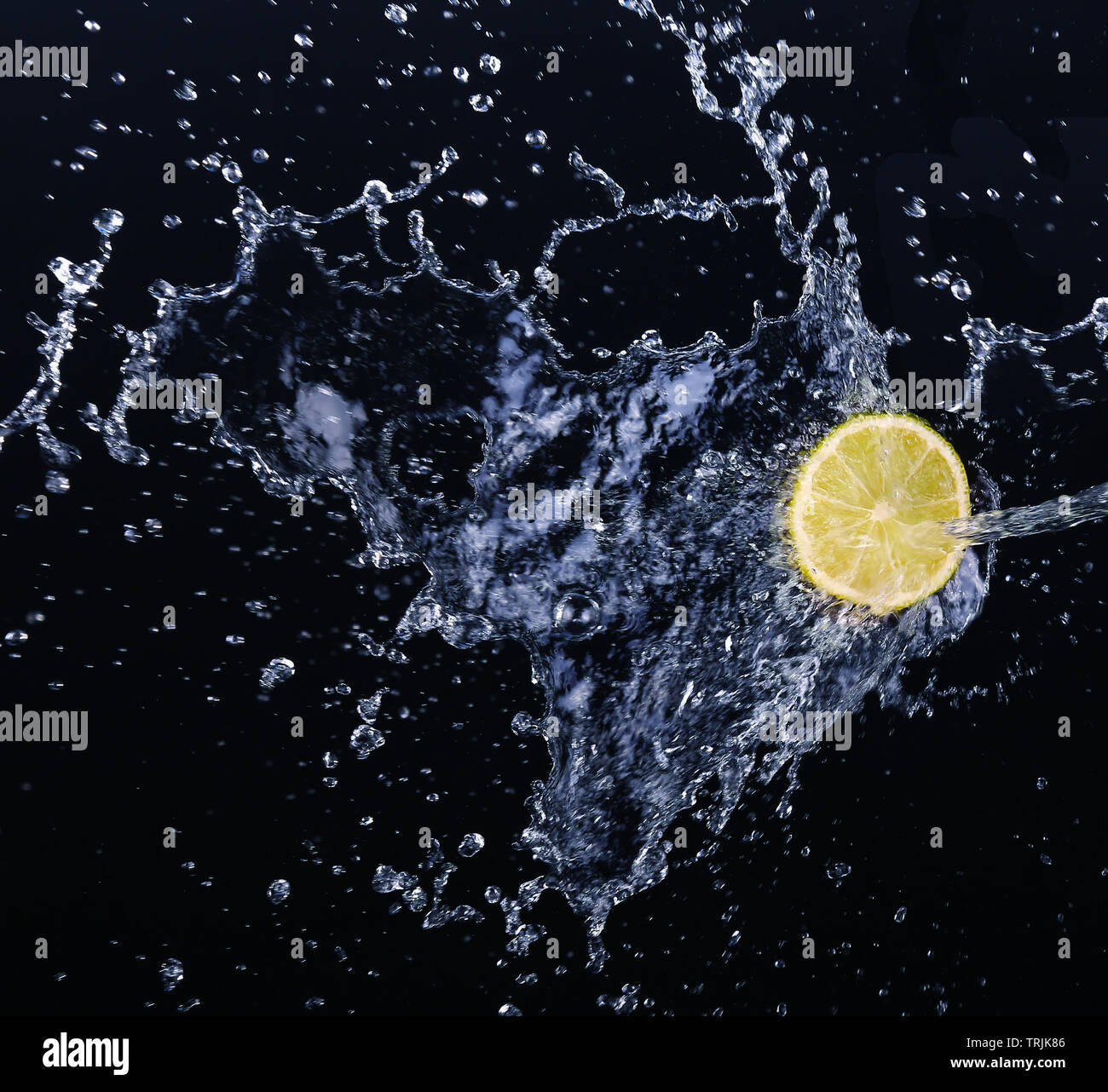 lime drop into water Stock Photo - Alamy