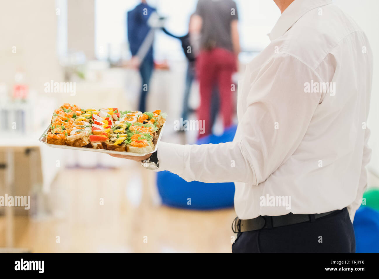 Restaurant waiter carrying plates hi-res stock photography and images ...