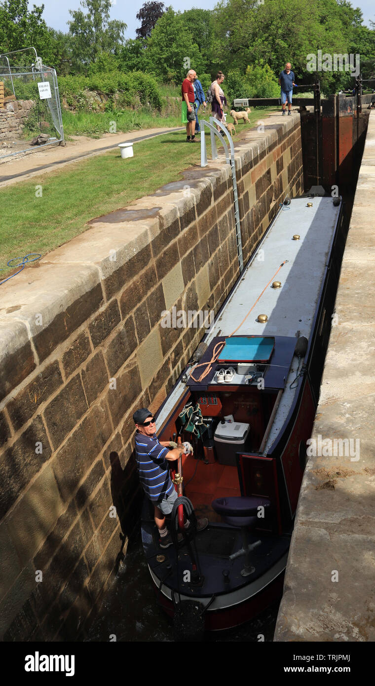 Narrowboat dropping down through a lock hi-res stock photography and ...