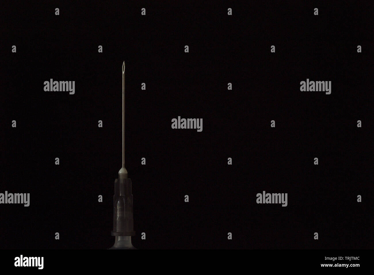 syringe needle close up on black Stock Photo - Alamy